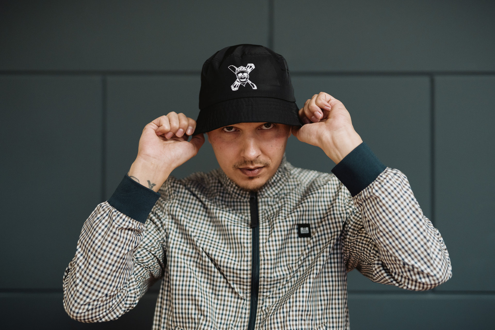 INS & OUTS: EZG - 101Barz - BNNVARA